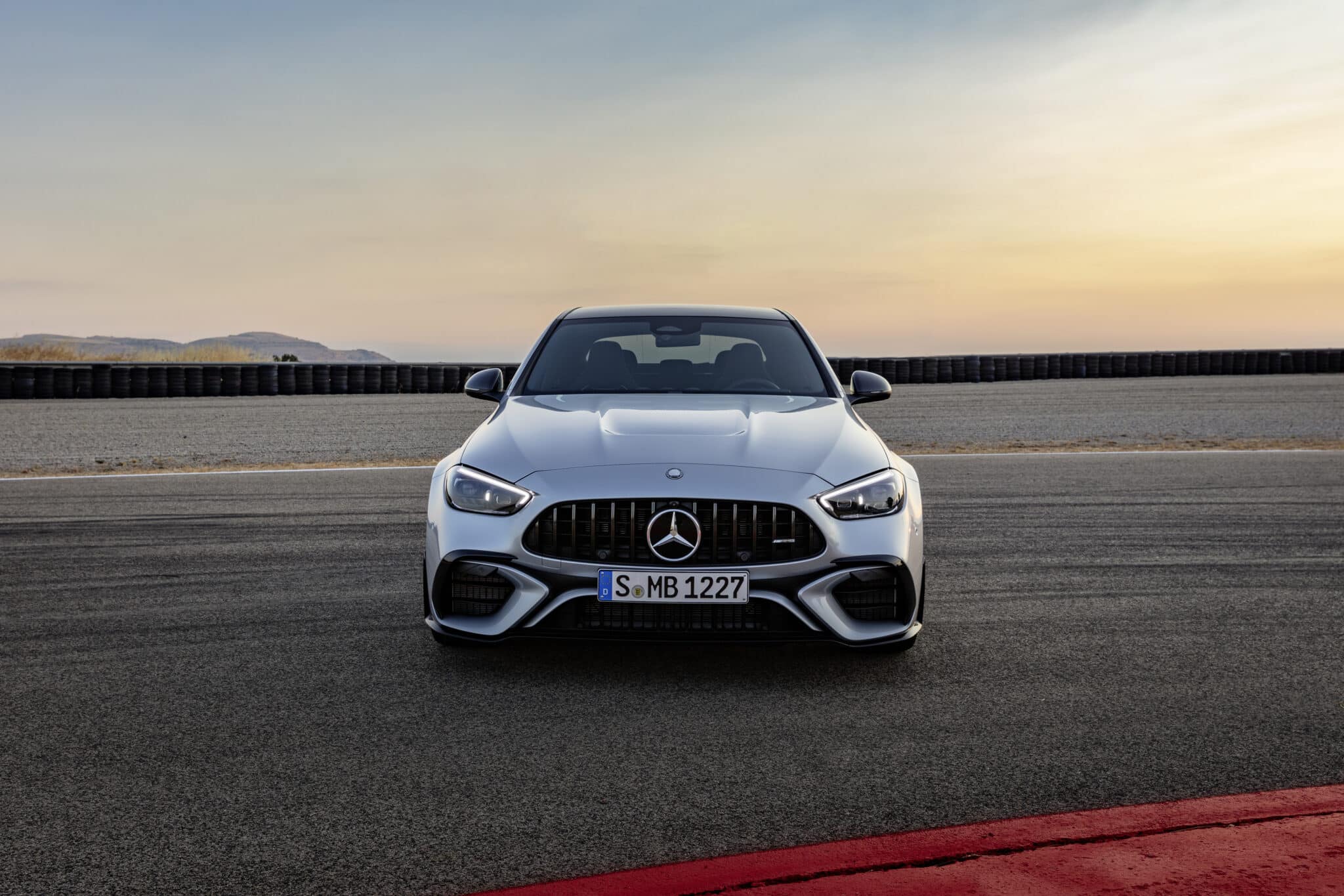 Nuova Mercedes Classe C 63 S AMG 2023 plug-in: motore, prestazioni, prezzo