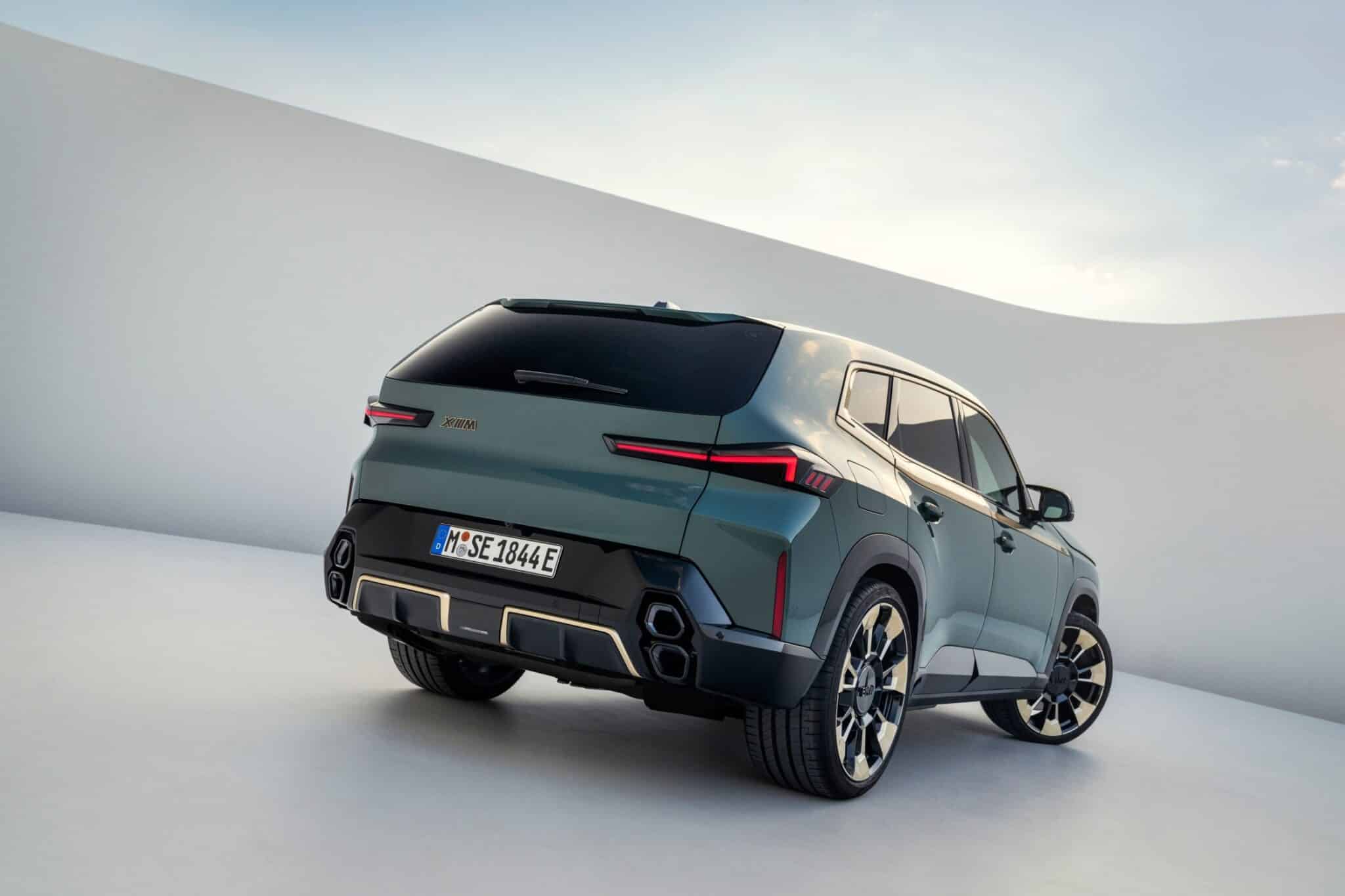 Nuova BMW XM 2023: prestazioni, esterni, interni, immagini, scheda tecnica