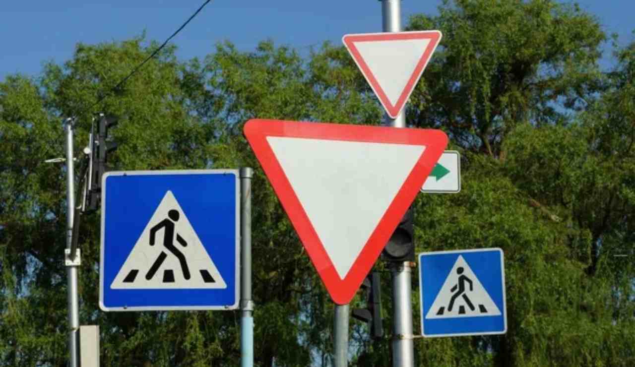 Cartelli fake: 1 divieto di sosta su 3 è finto, se lo vedi fatto così ...